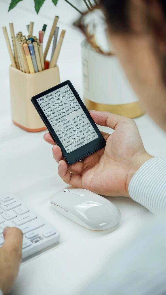 Xteink X4, il mini e-reader con schermo E Ink da 4,3” da usare come ...