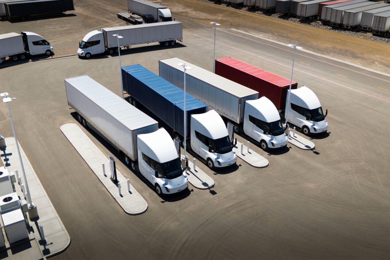Tesla svela le specifiche finali del Semi elettrico con due versioni ...